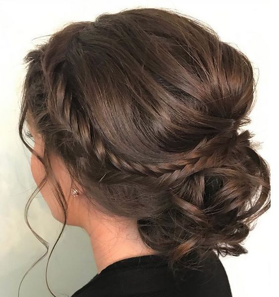 Acconciatura Sposa Con Capelli Raccolti Un Bellissimo Chignon Classico Acconciatura Sposa Con Capelli Raccolti Un Bellissimo Chignon Classico