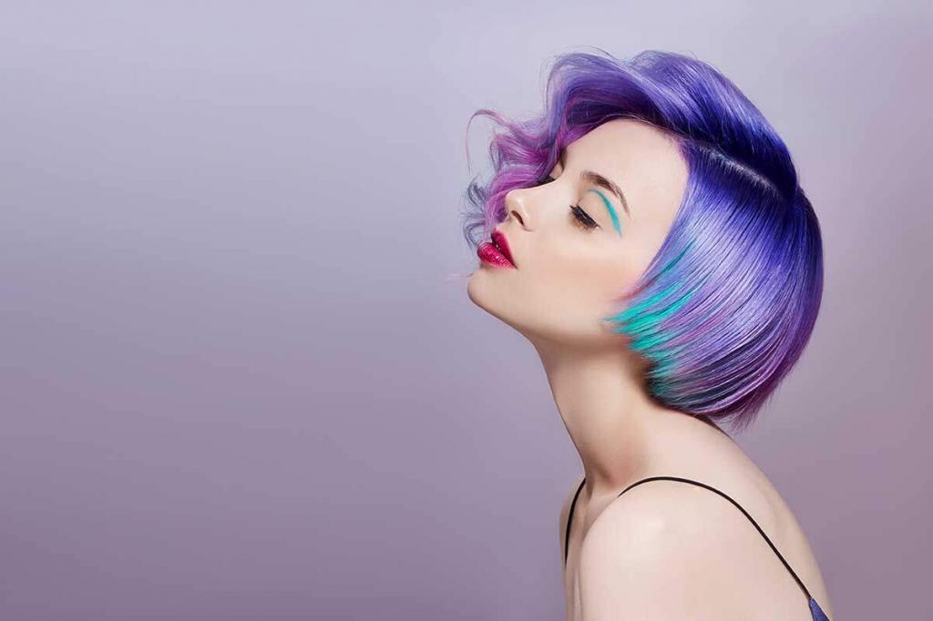 Capelli color prugna: a chi stanno bene e a quali pettinature abbinarli