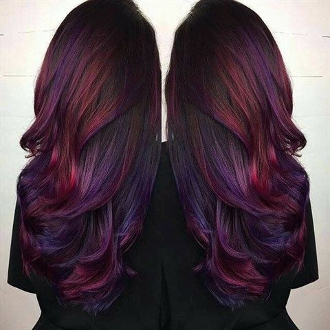 Capelli color prugna: a chi stanno bene e a quali pettinature abbinarli