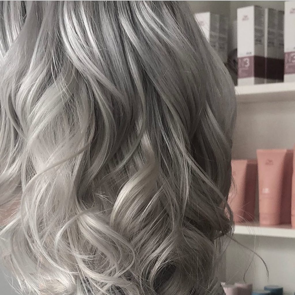 Capelli argento: una scelta di stile? Chi può permetterseli e quale ...