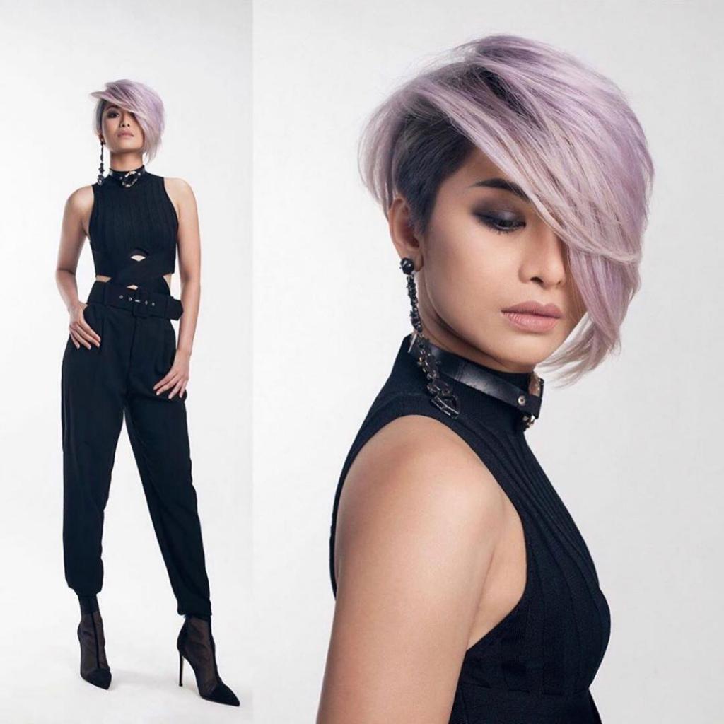 Pixie cut rasato ai lati con ciuffi spettinati viola lavanda e bianco ...